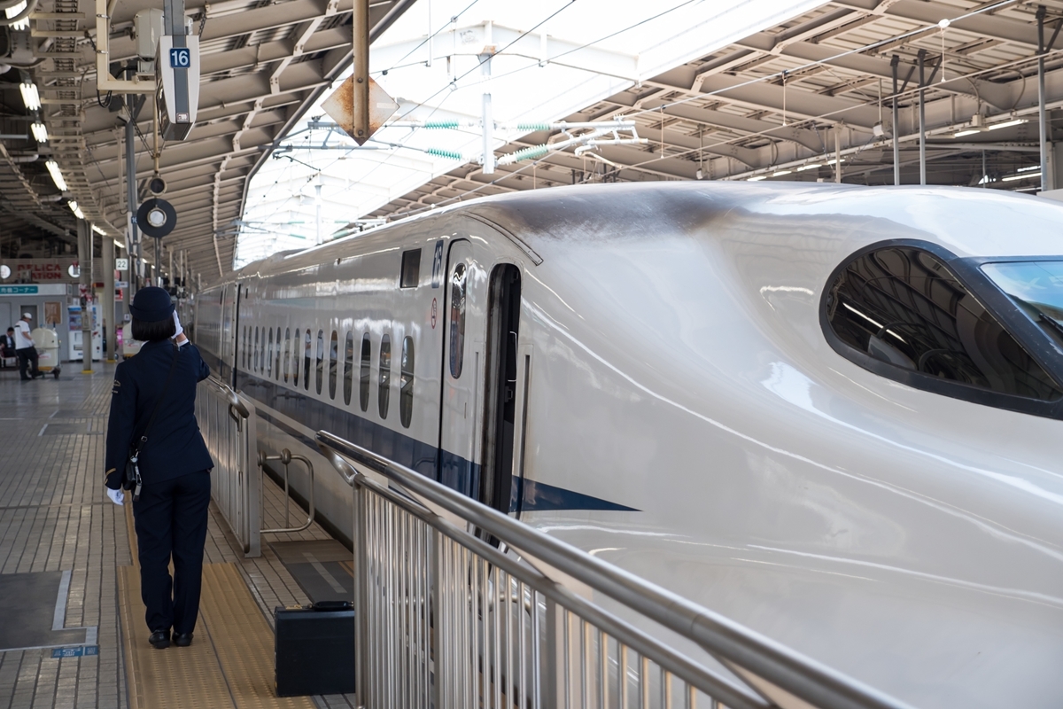 世界中で称賛される新幹線「7分間の奇跡」 清掃員の仕事がショータイムに変わった | マネーポストWEB
