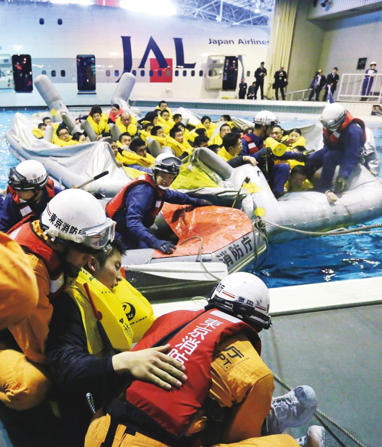 「鼻と口を押さえて！」羽田衝突事故“乗員・乗客全員脱出”を実現させたJALのエマージェンシー訓練 笑顔と敬語を封印したCAの呼びかけ | マネーポストWEB - Part 3